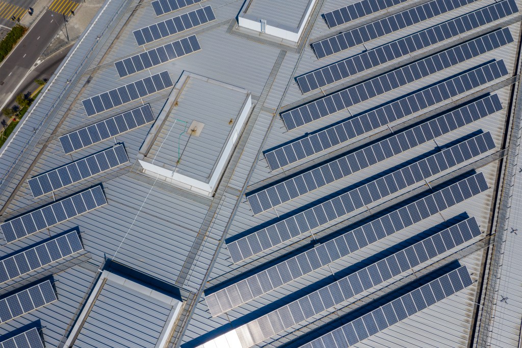 solar-panel-on-roof-top-7SW5E4E-1024x682.jpg